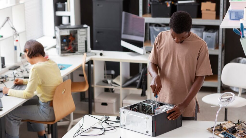 How Computer Repair Shops Keep Jobs Flowing on the Busiest